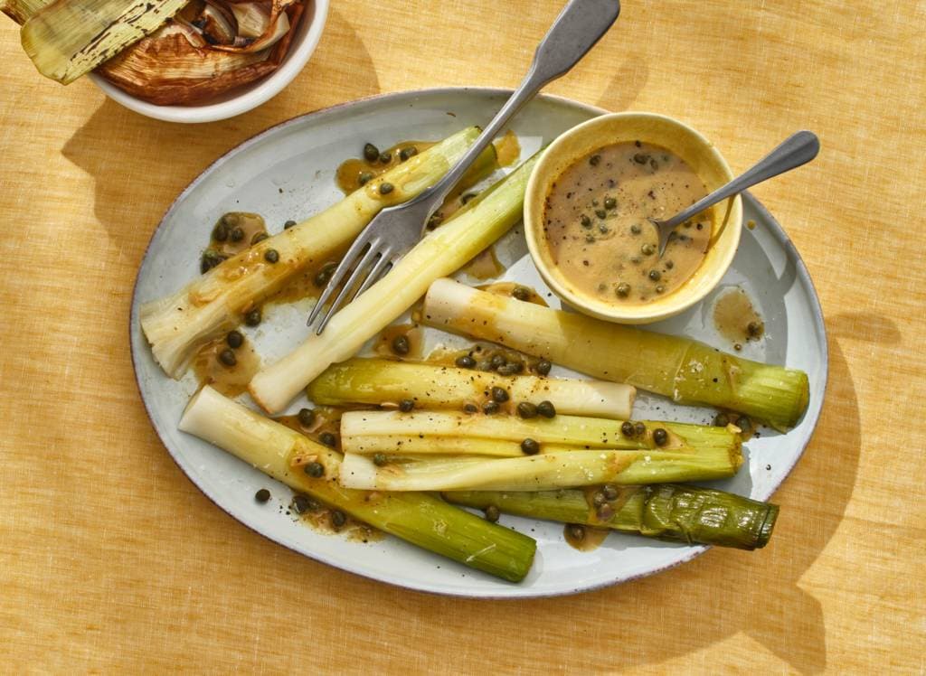 Geroosterde prei van de BBQ en ansjovisvinaigrette van Hugo Kennis ...