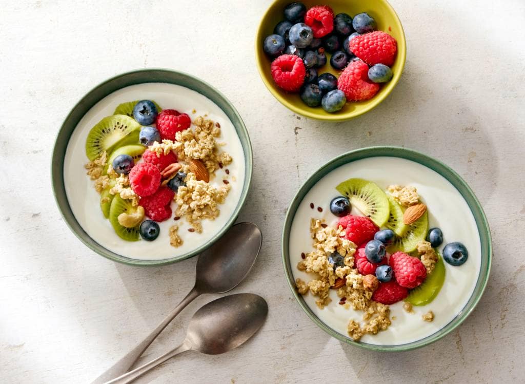 Yoghurtbowl met fruit en cruesli recept - Allerhande | Albert Heijn