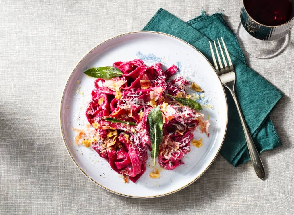 Roze tagliatelle met pancetta en salie recept - Allerhande | Albert Heijn