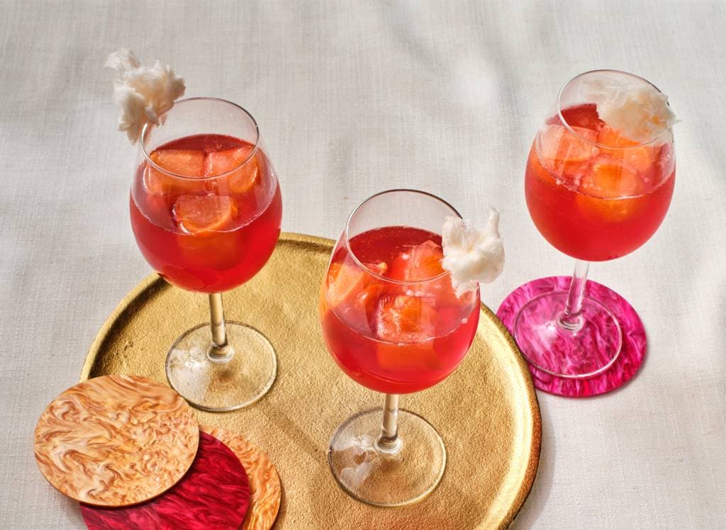 Sparkling cranberry Aperol spritz recept - Allerhande | Albert Heijn
