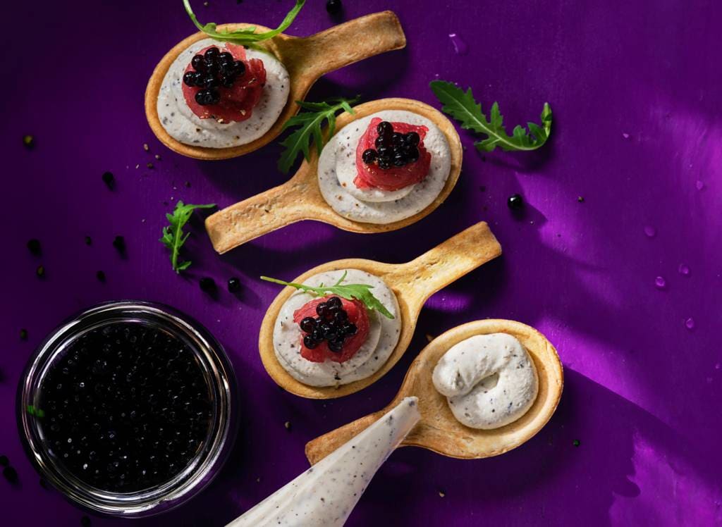 Amuselepels met truffelroomkaas en carpaccio recept - Allerhande ...