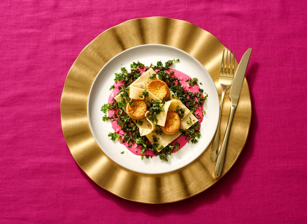 Vegan open ravioli met koningsoesterzwam en rodebietensaus van Hugo ...