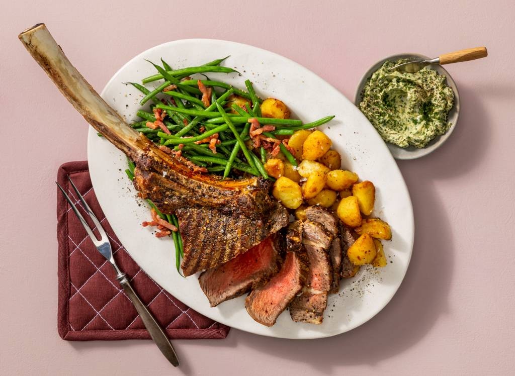 Tomahawk met kruidenboter en geroosterde aardappeltjes recept ...