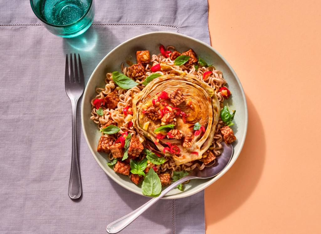 Koolsteak met tempeh en spicy olie recept - Allerhande | Albert Heijn