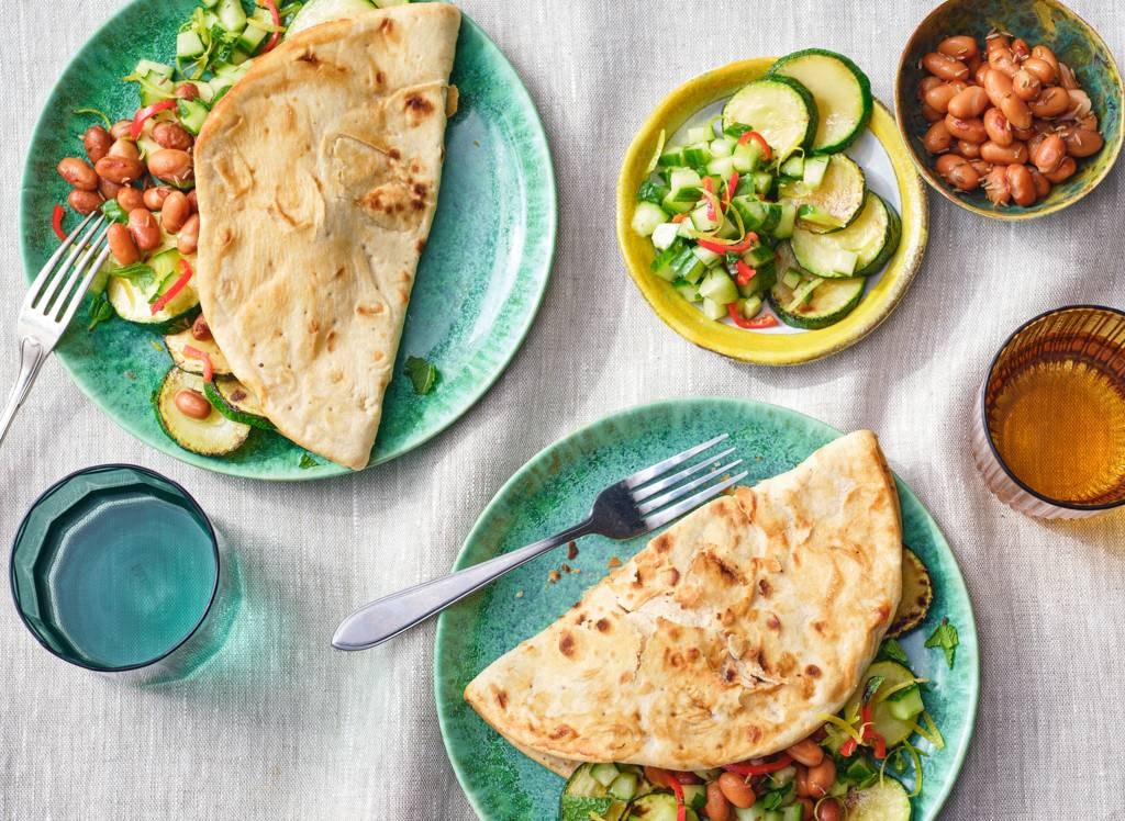 Flatbread met gebakken bruine bonen en komkommersalsa recept ...