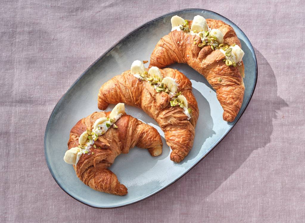 Croissants met banaan, karamelsaus en pistache recept - Allerhande ...