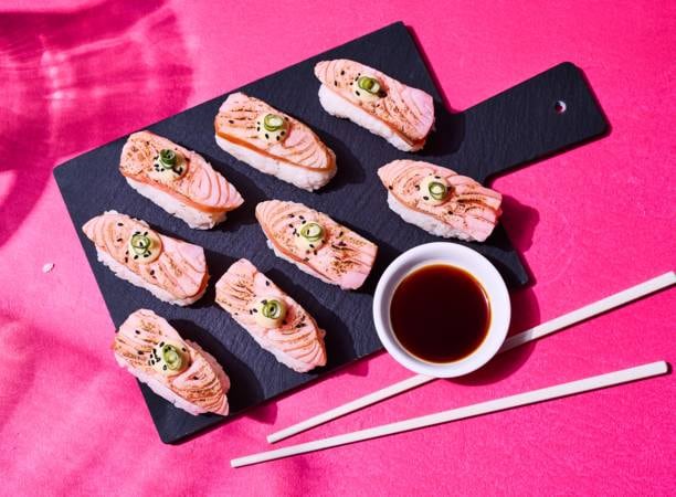 Geflambeerde zalm nigiri recept - Allerhande | Albert Heijn