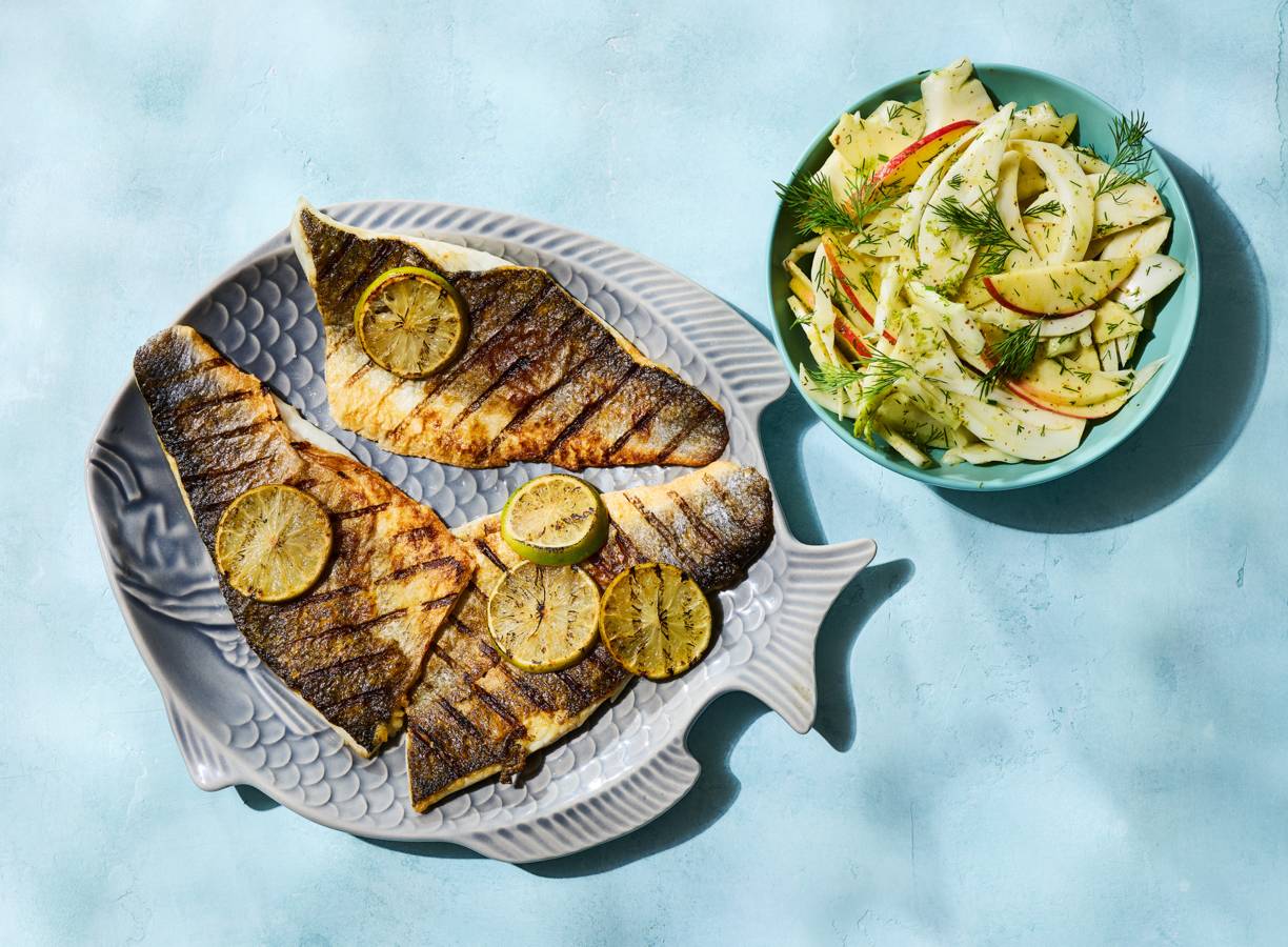 Hele zeebaars met gepofte aardappel en venkelsalade recept - Allerhande ...