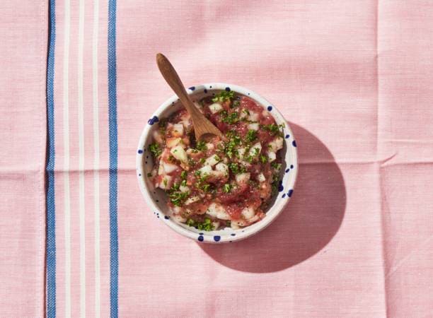 Geraspte-tomatensalsa met rode ui en peterselie recept - Allerhande ...