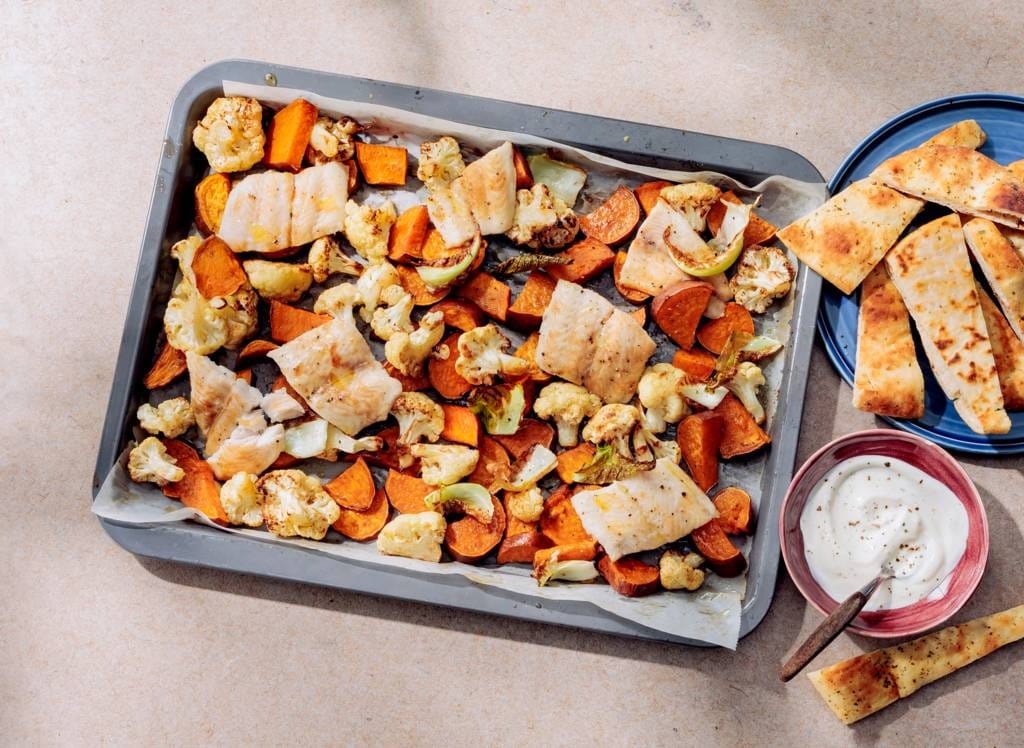 Kruidige vis-traybake met naan recept - Allerhande | Albert Heijn