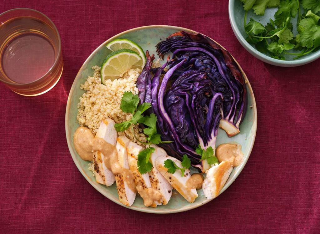 Kip in pinda-sesamsaus met geroosterde rodekool recept - Allerhande ...