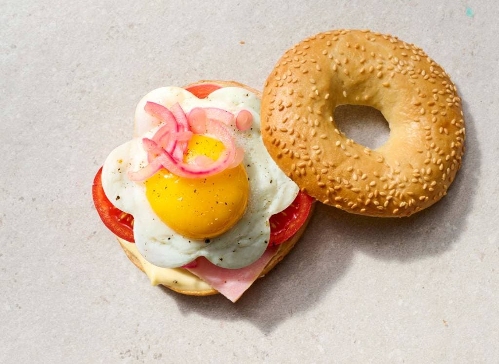 Loaded bagel ham, tomaat en ei recept - Allerhande | Albert Heijn